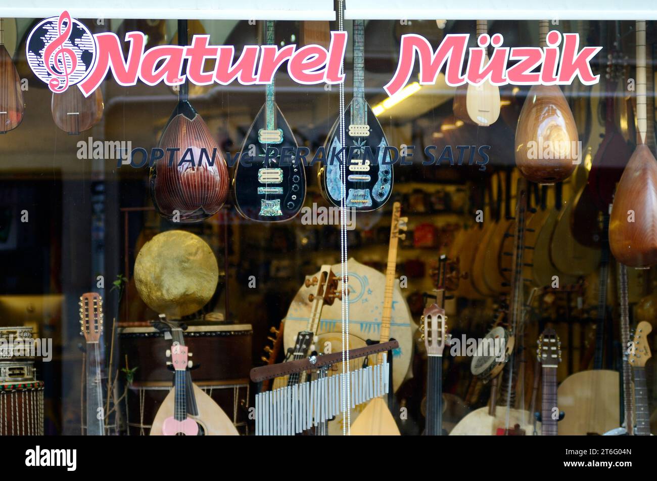 Istanbul, Türkiye. Display of a musical instruments shop in Istanbul ...