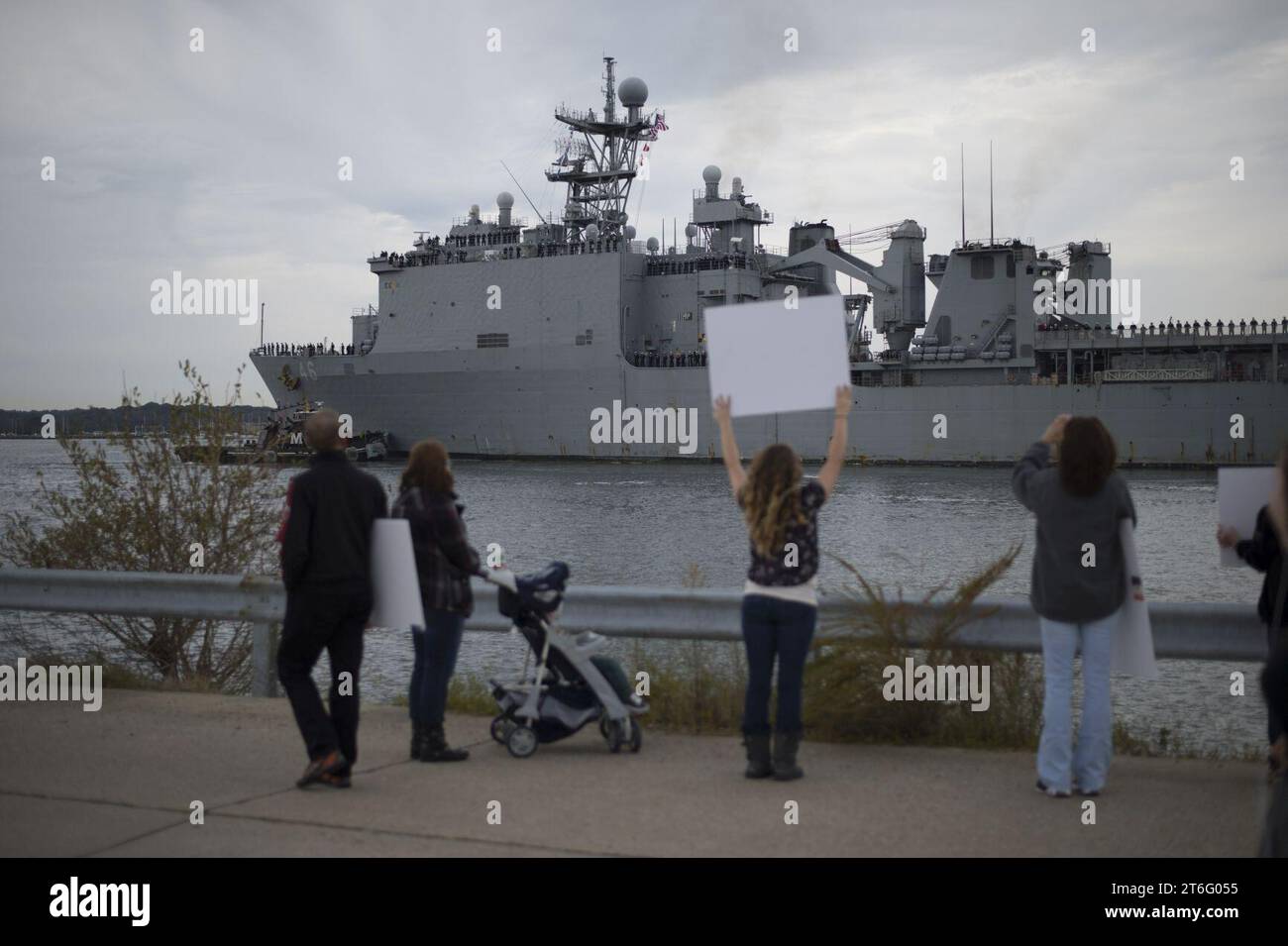 USS Tortuga (LSD 46) returns from deployment 131022 Stock Photo - Alamy