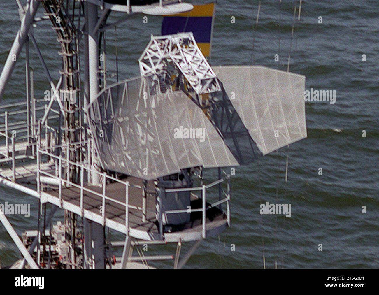 USS Trenton (LPD-14) SPS-40 antenna Stock Photo - Alamy