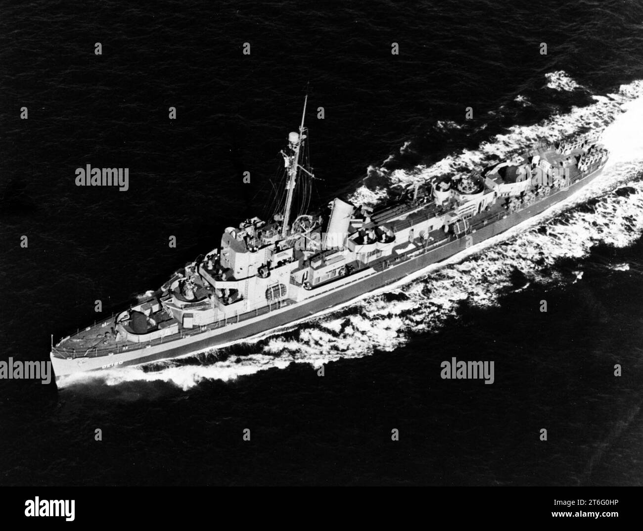 USS Trumpeter (DE-180) underway off New York City (USA) on 31 October ...