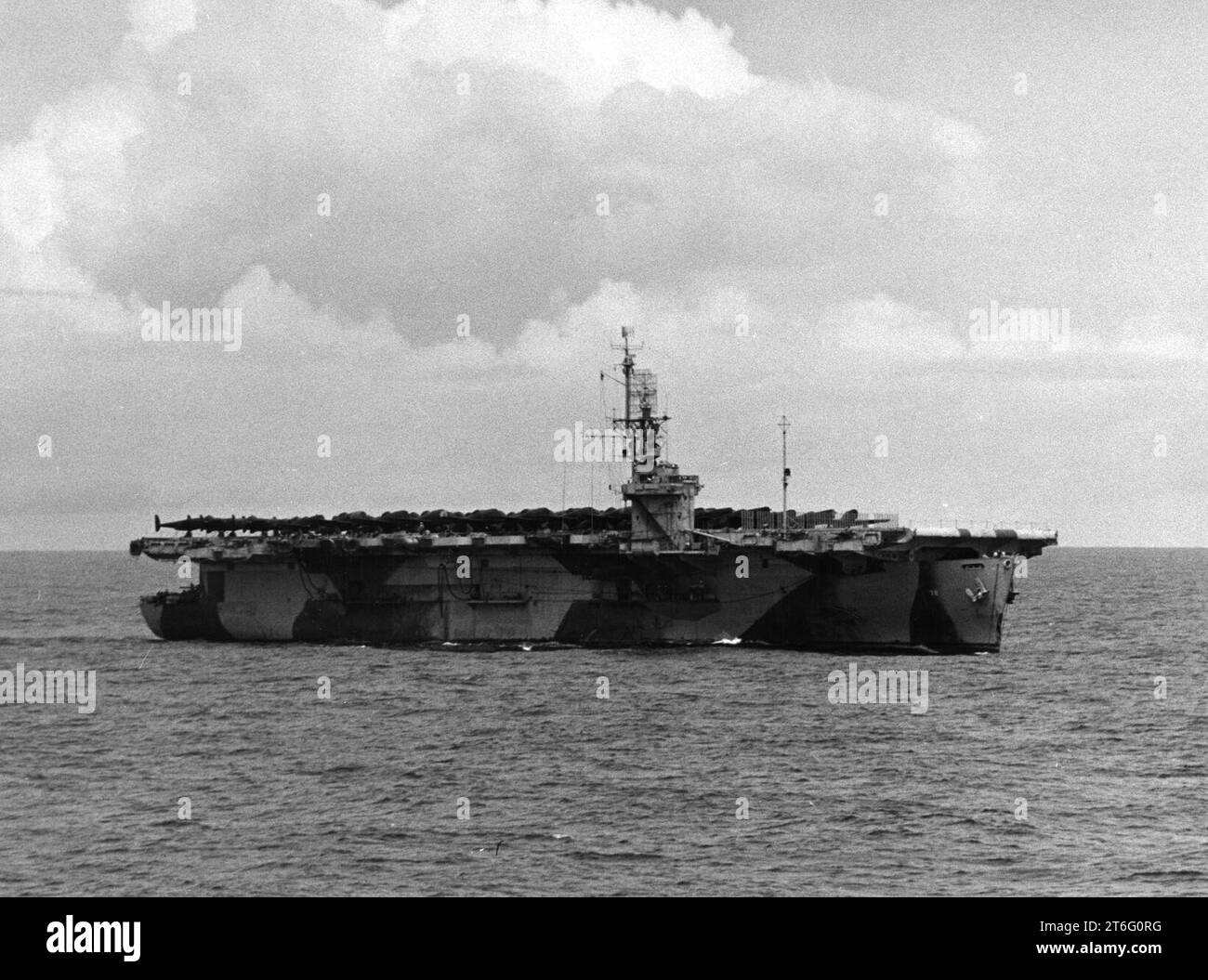 USS Tulagi (CVE-72) underway in the Atlantic Ocean on 31 May 1944 Stock ...