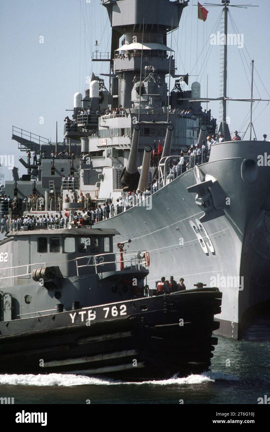 USS Tuscumbia (YTB- 762) assists USS Missouri (BB-63 Stock Photo - Alamy