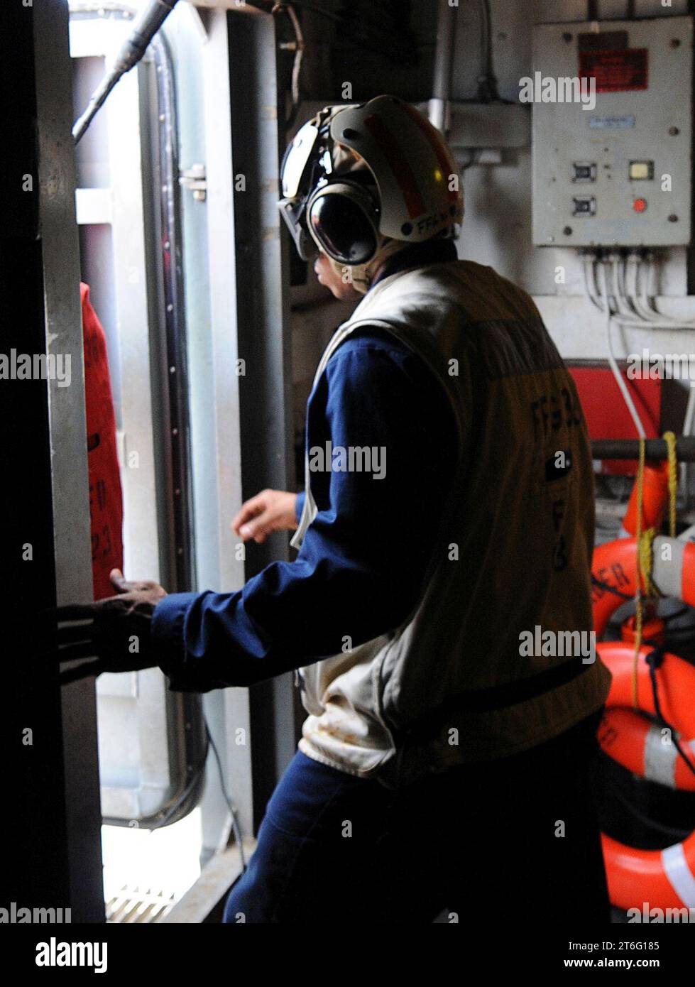 USS Underwood action 120804 Stock Photo - Alamy