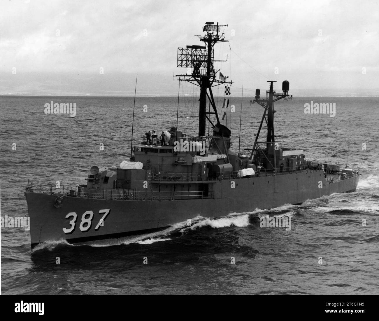 USS Vance (DER-387) underway off the coast of Oahu, Hawaii (USA), on 18 ...