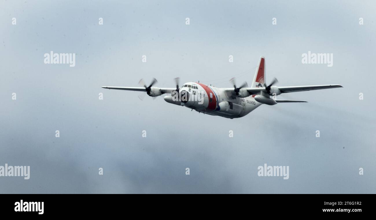USS Vandegrift overflight 141111 Stock Photo - Alamy