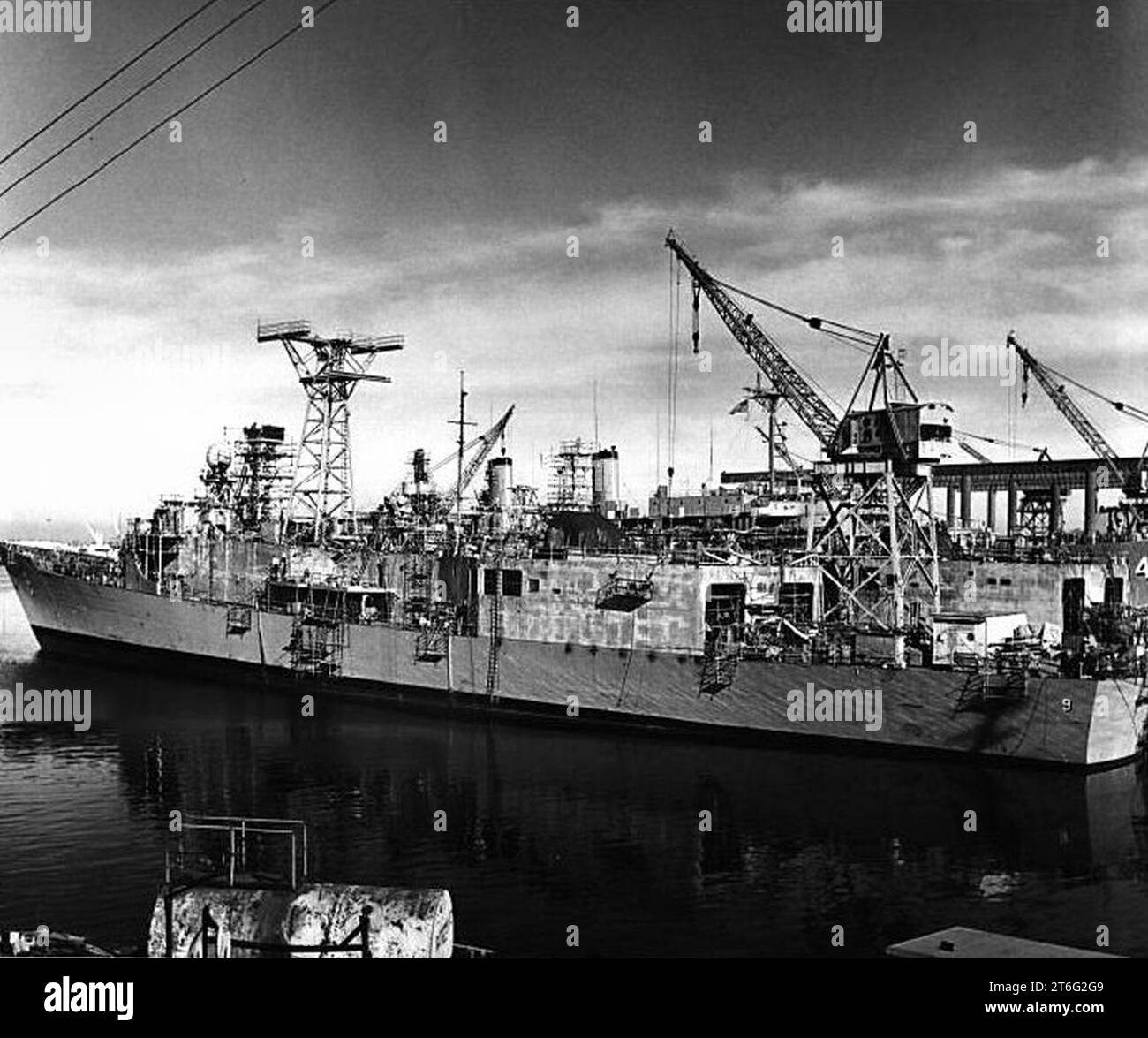USS Wadsworth (FFG-9) in the Todd Pacific Stock Photo - Alamy