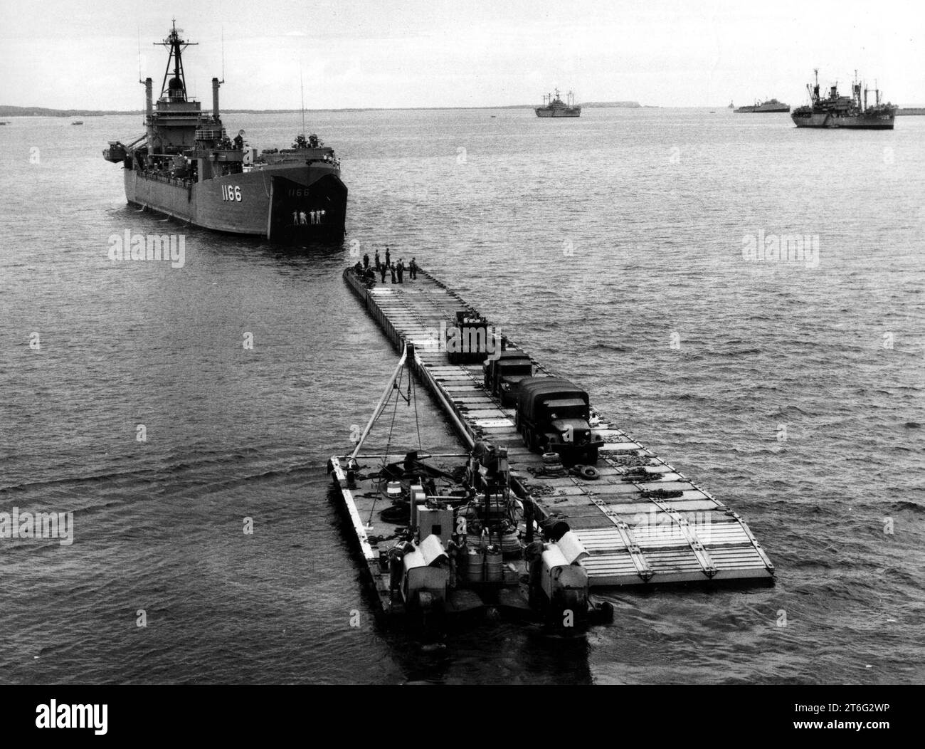 USS Washtenaw County (LST-1166) unloading cargo and vehicles at Chu Lai ...