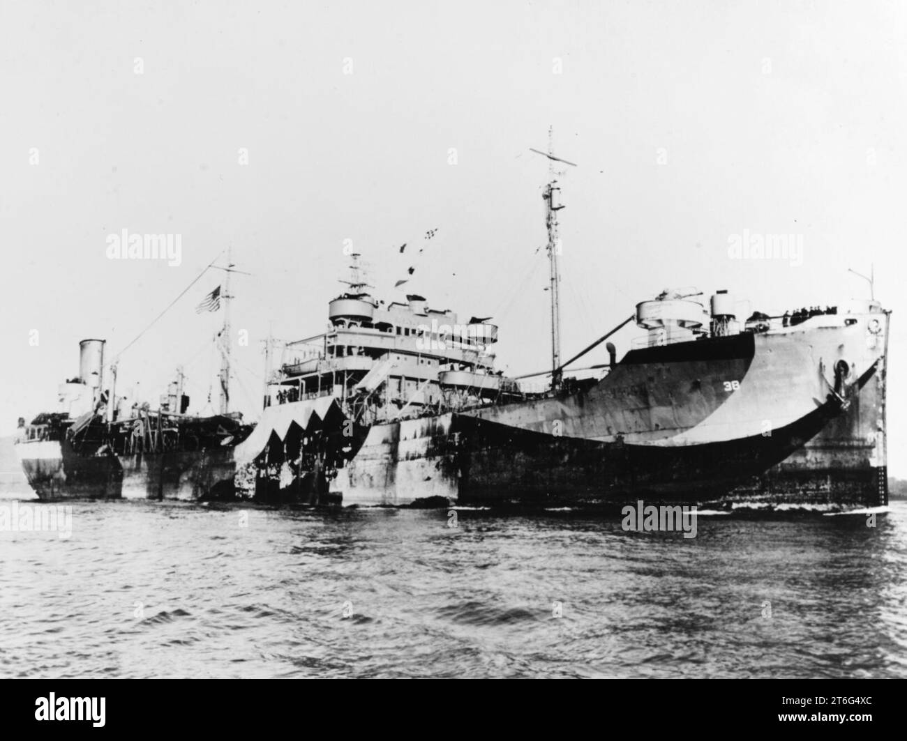 USS Winooski (AO-38) at anchor c1945 Stock Photo - Alamy