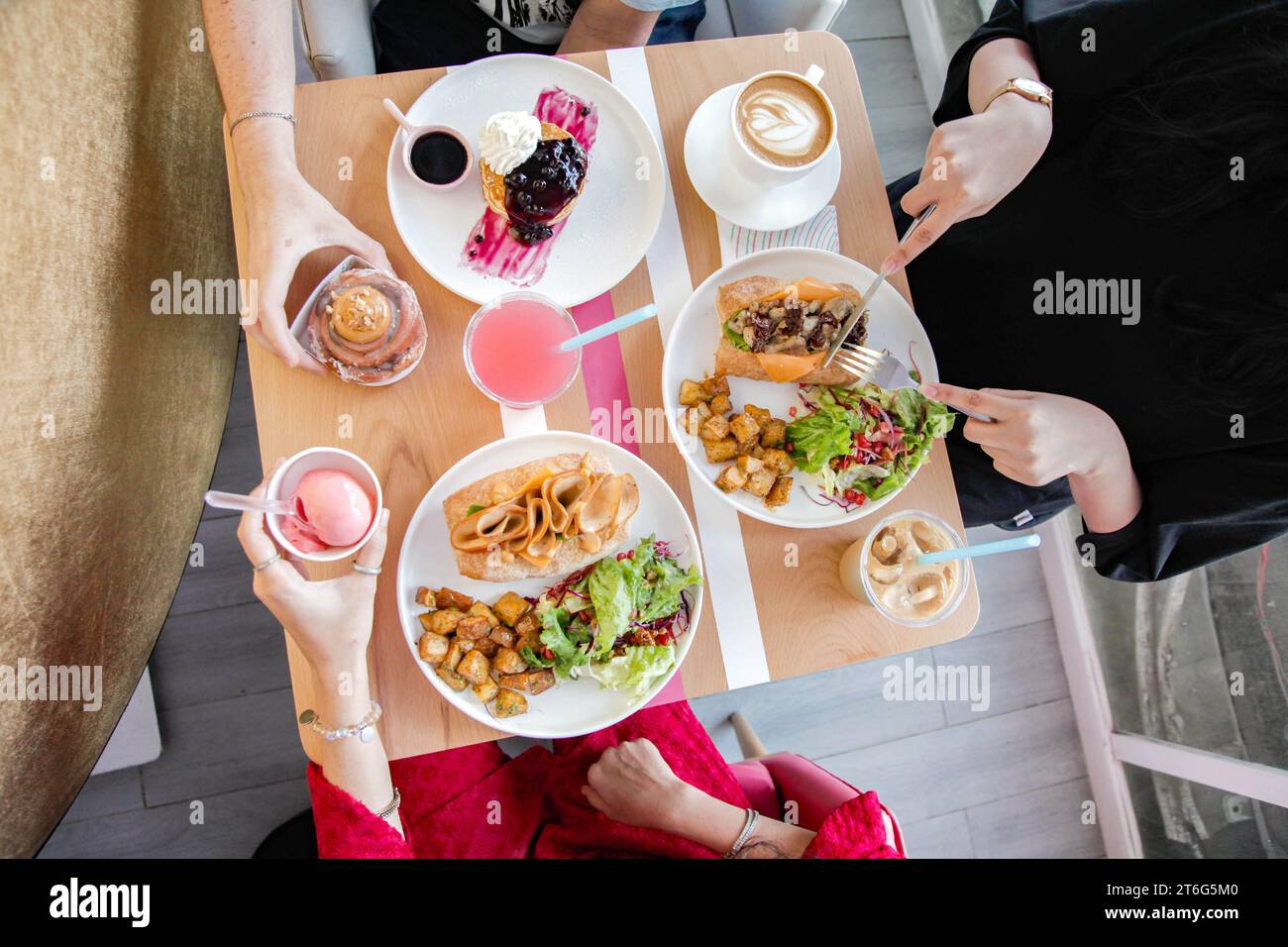 Conversation over meal hi-res stock photography and images - Alamy