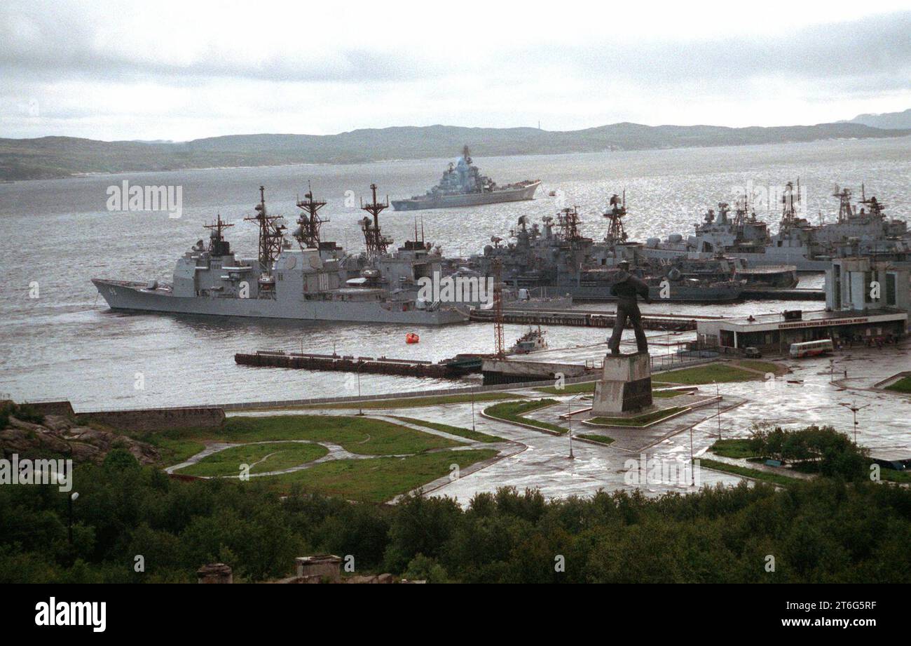 USS Yorktown (CG-48) in Severomorsk Stock Photo - Alamy
