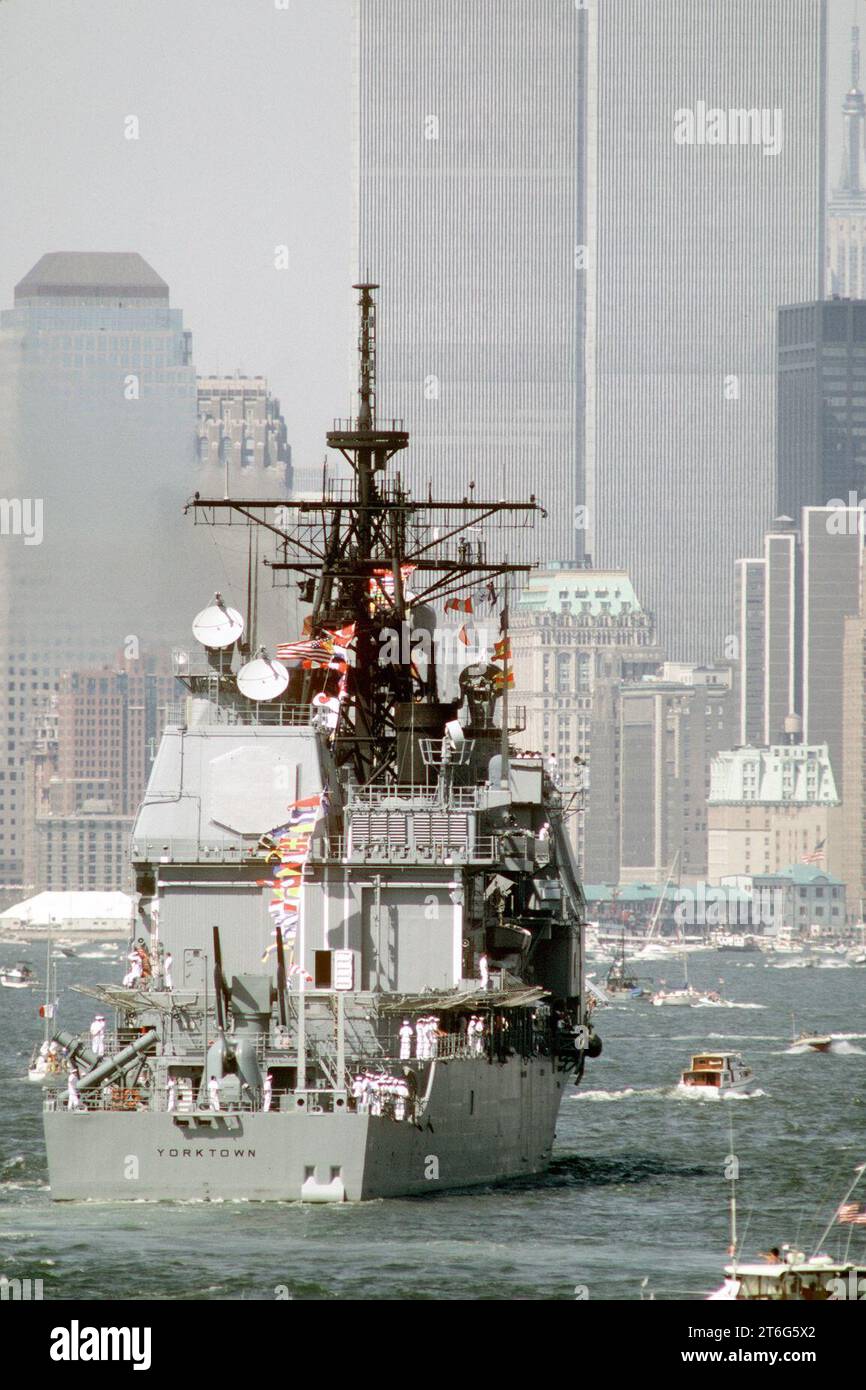 USS YORKTOWN (CG-48) NYC Stock Photo - Alamy