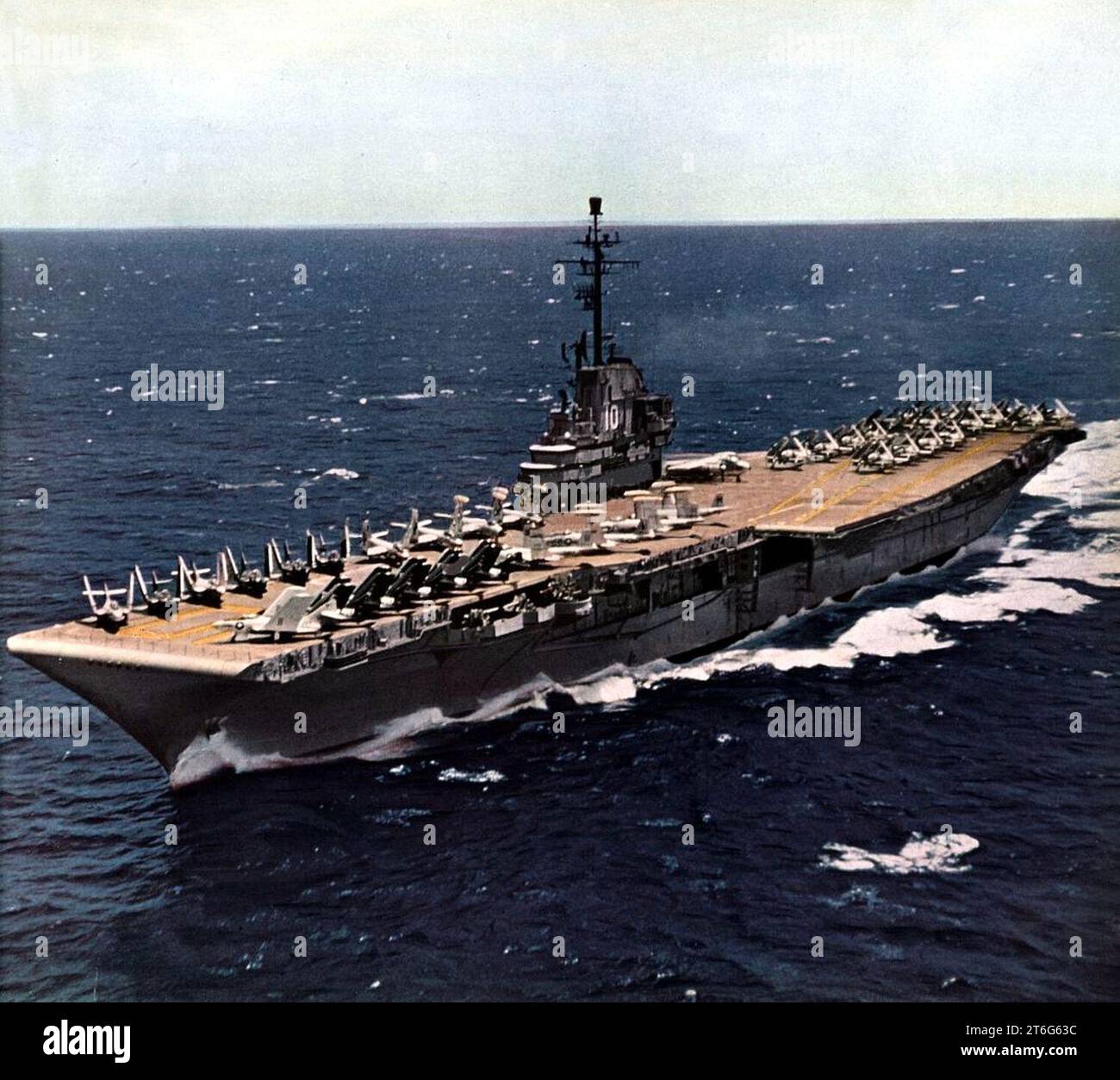 USS Yorktown (CVA-10) underway in the Pacific Ocean, in 1956 Stock ...