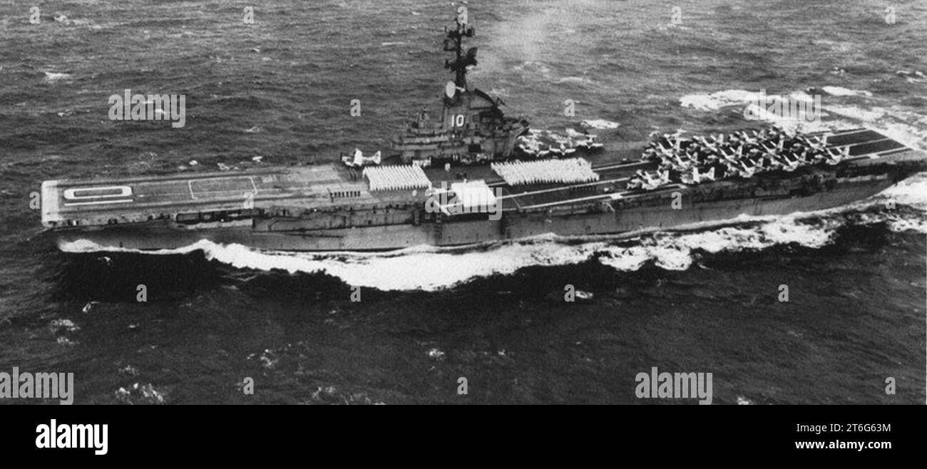 USS Yorktown (CVS-10) underway c1964 Stock Photo - Alamy