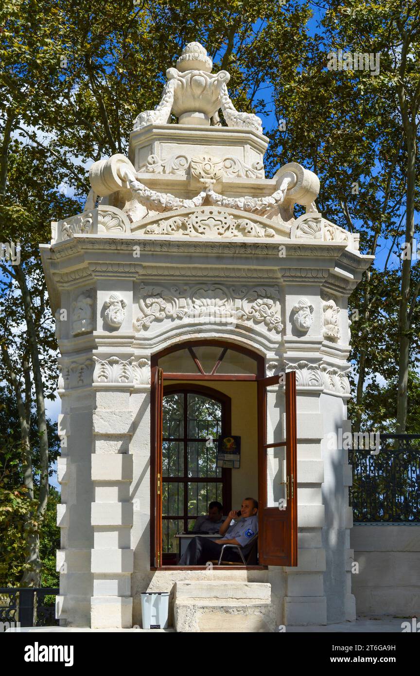 Security guards at Topkapi Palace in Istanbul Stock Photo - Alamy