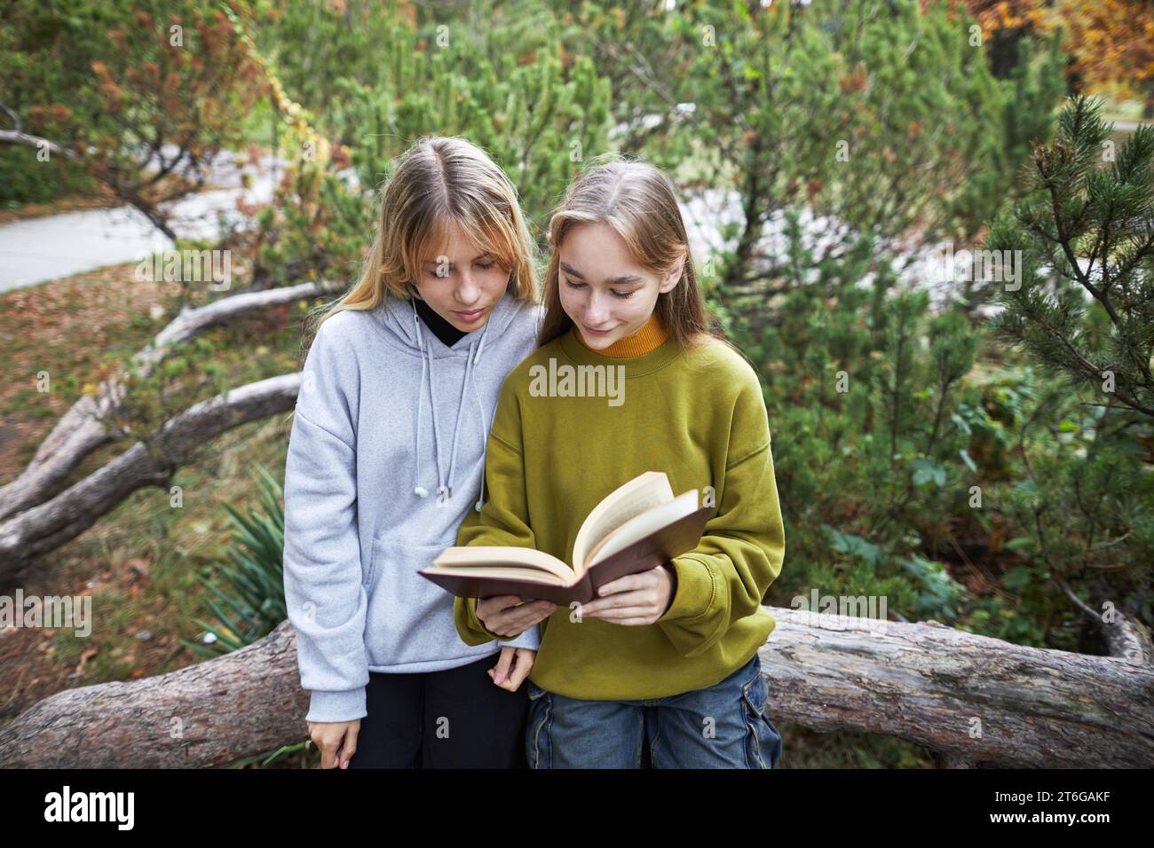 Two girls reading book hi-res stock photography and images - Alamy