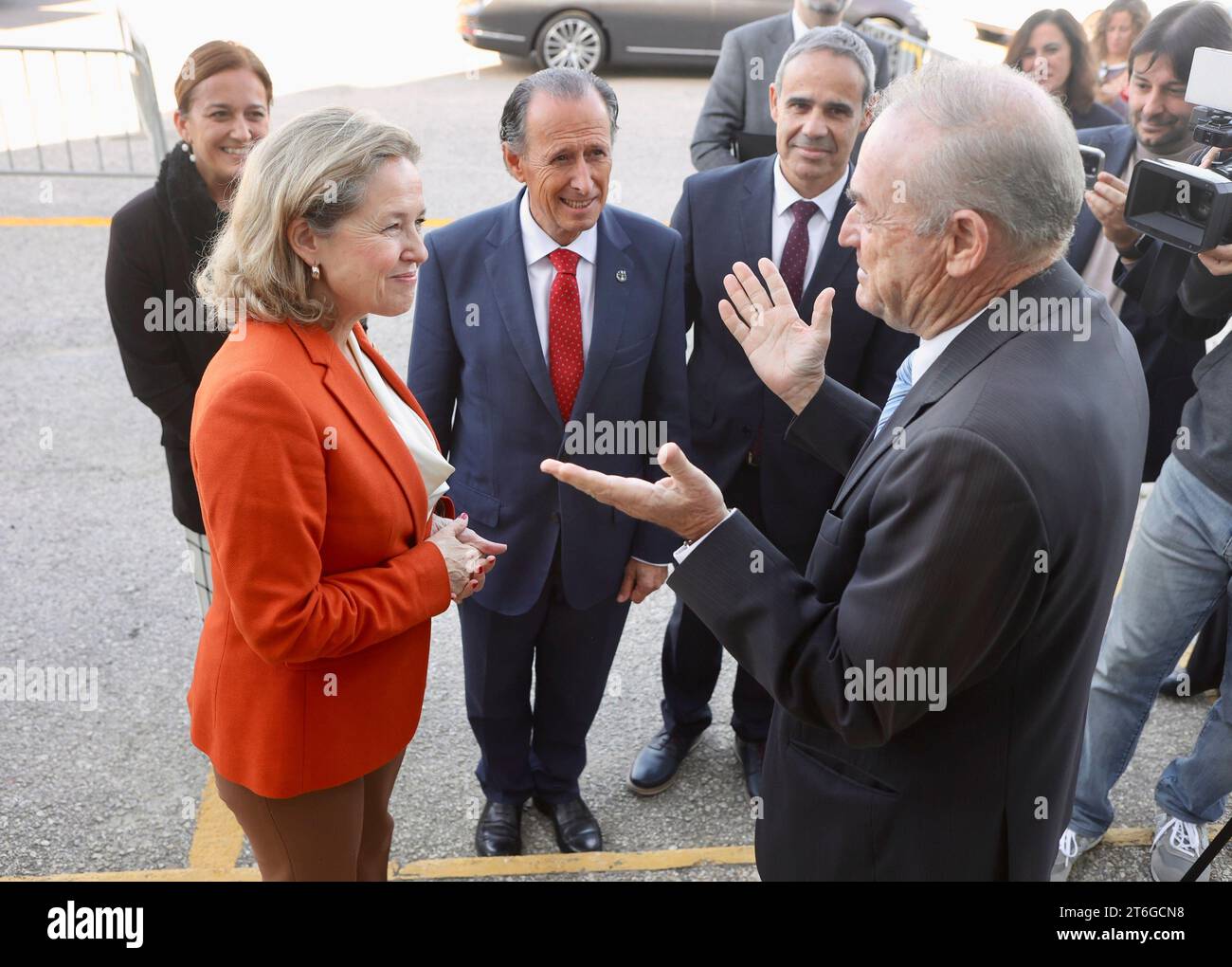 Nadia Calviño (c), first vice-president of the acting government ...