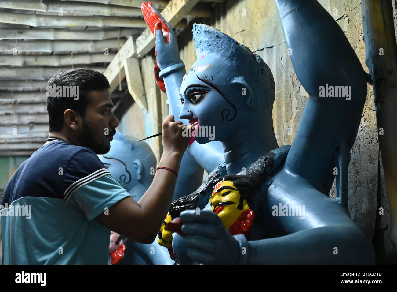 Artisans are making clay idols in Kolata Stock Photo - Alamy