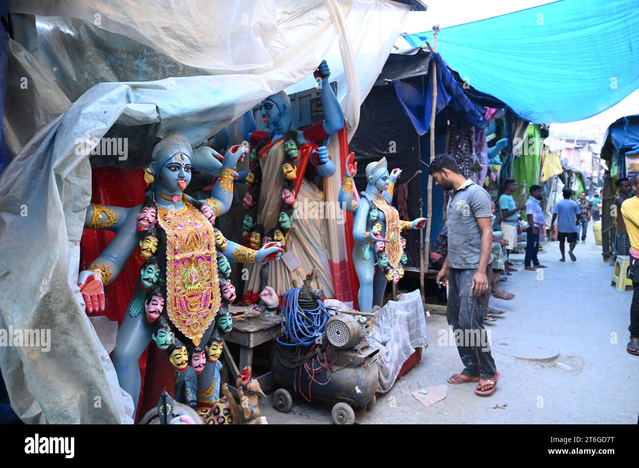 Artisans are making clay idols in Kolata Stock Photo - Alamy