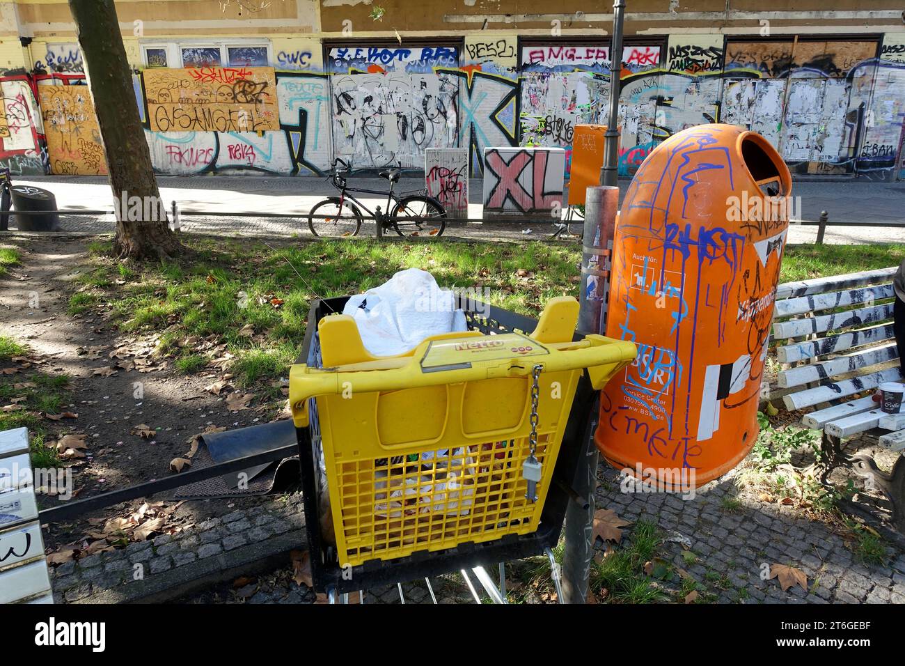 Mülleimer, Graffiti, Schriftzug XL und bunte Hausfassade - GER, Germany ...