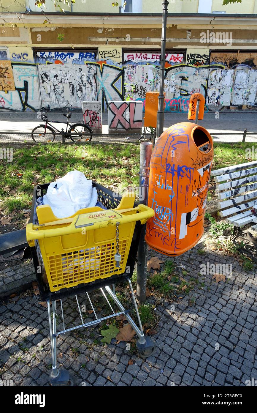 Mülleimer, Graffiti, Schriftzug XL und bunte Hausfassade - GER, Germany ...