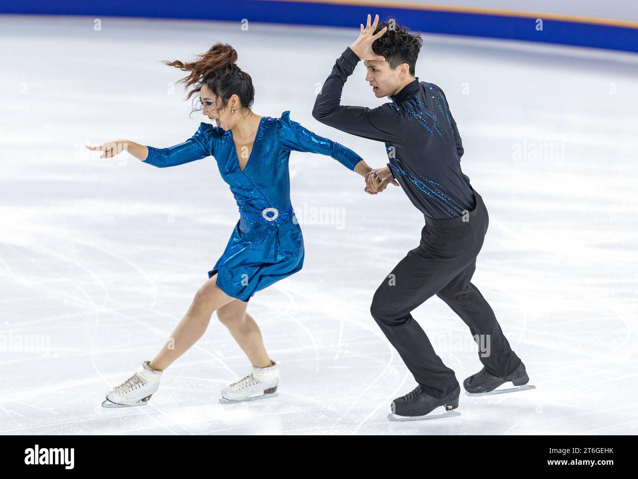 Chongqing. 10th Nov, 2023. Chen Xizi (L)/Xing Jianing of China compete ...