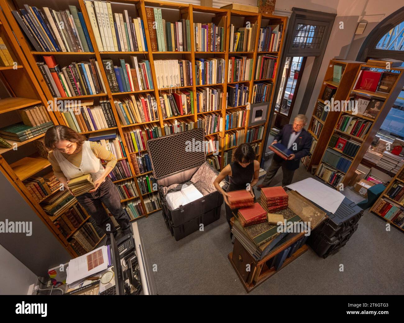Move 10000 books hi-res stock photography and images - Alamy