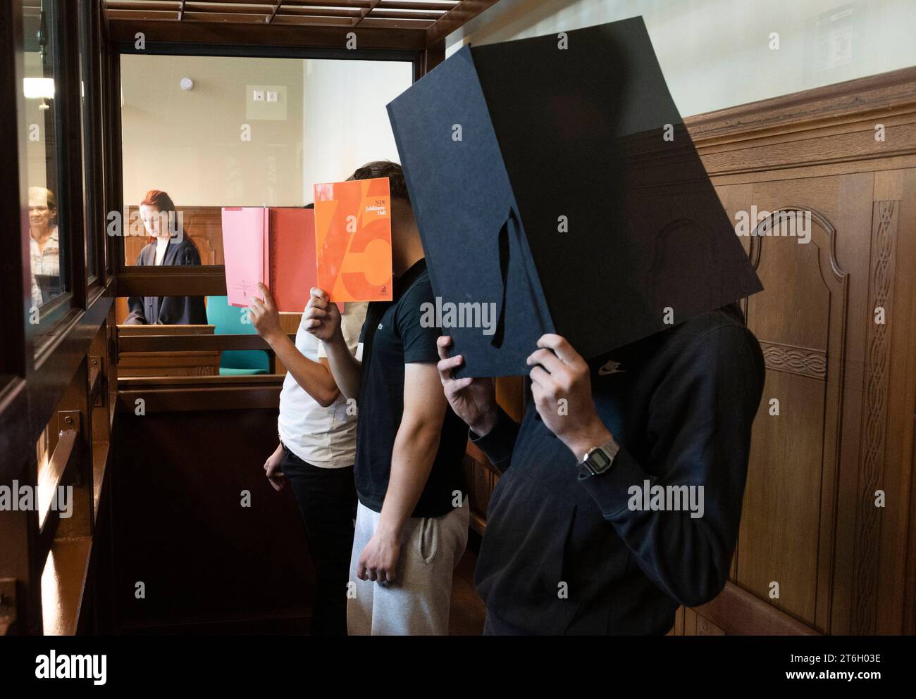 Bild-Motiv: Foto aus einem Prozess vom 25.7.23 bei dem die beiden heute angeklagten Männer unter ...