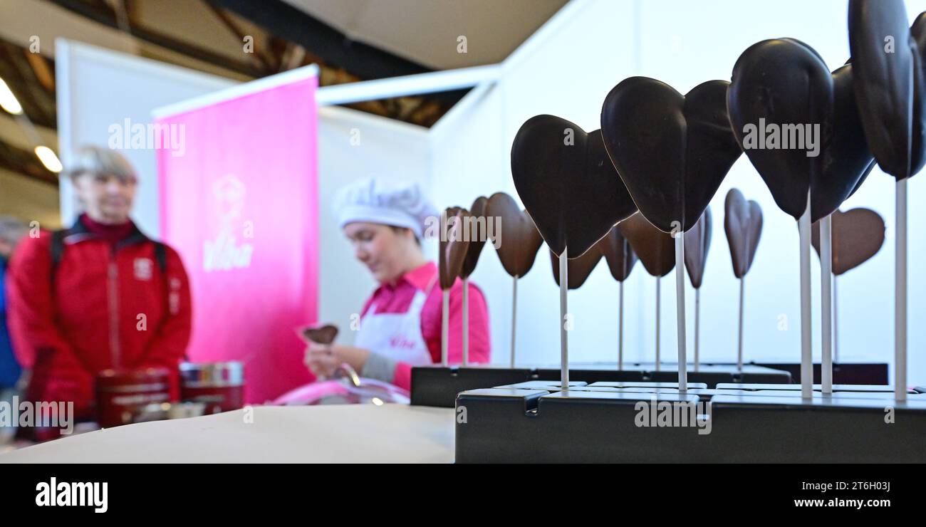 Erfurt, Germany. 10th Nov, 2023. Chocolate hearts are decorated at the ...