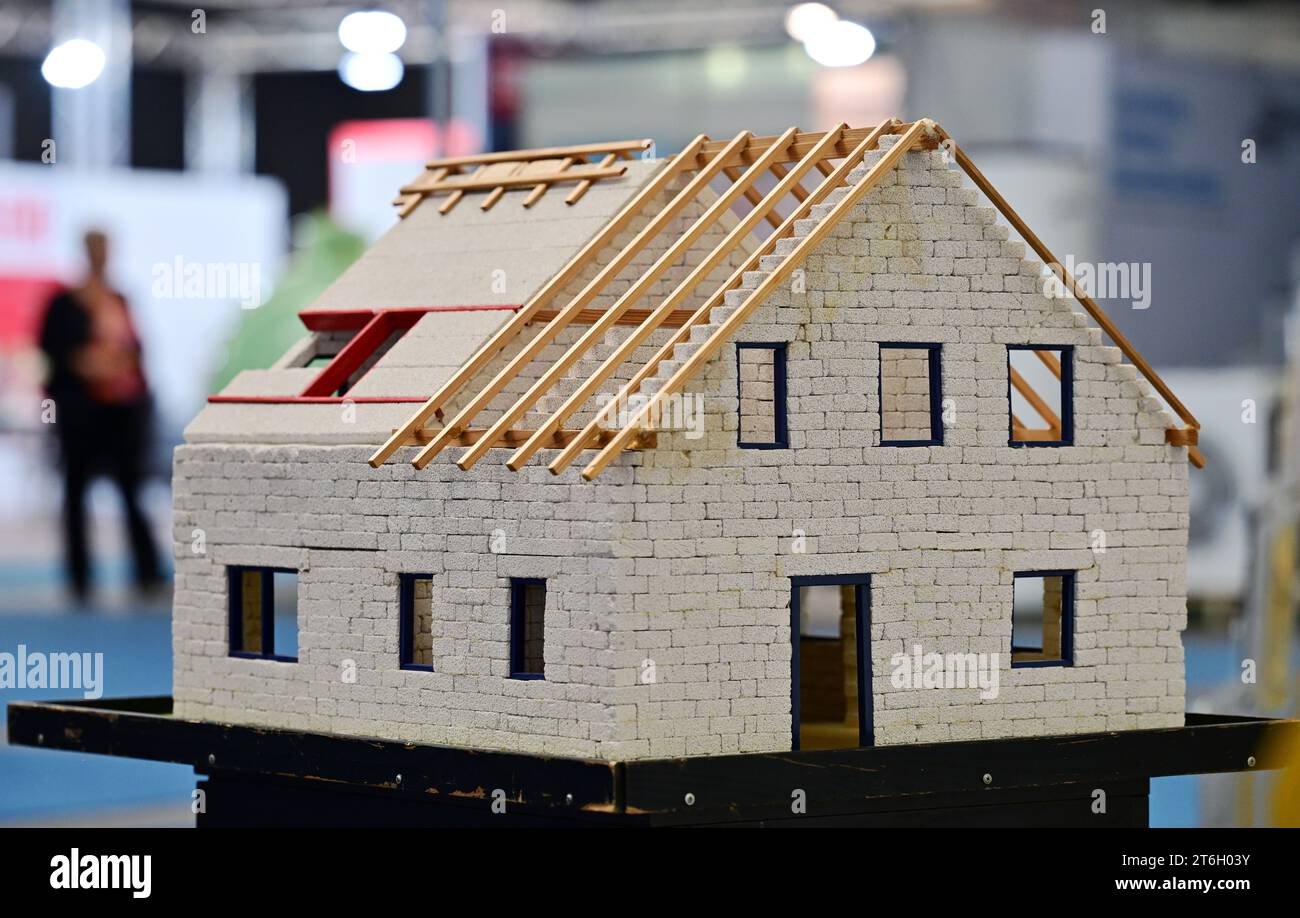 Erfurt, Germany. 10th Nov, 2023. The model for a Ytong kit house is ...