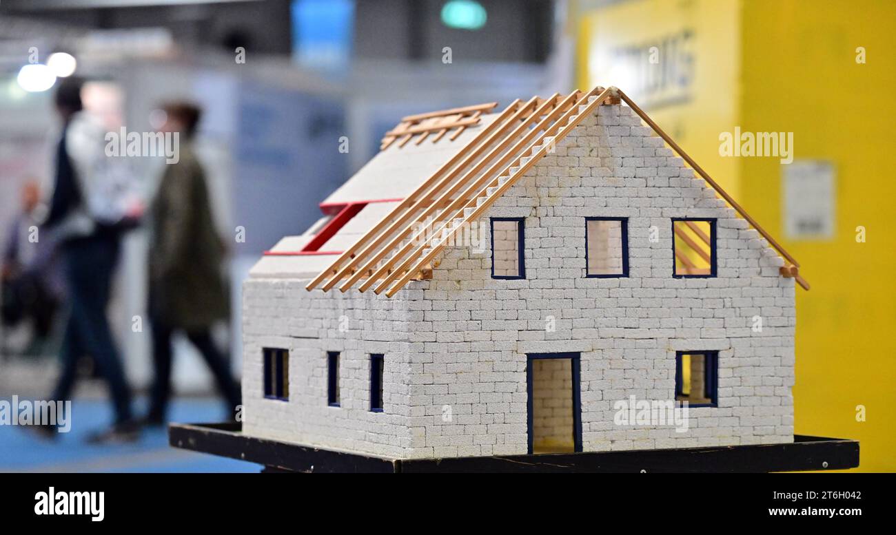 Erfurt, Germany. 10th Nov, 2023. The model for a Ytong kit house is ...