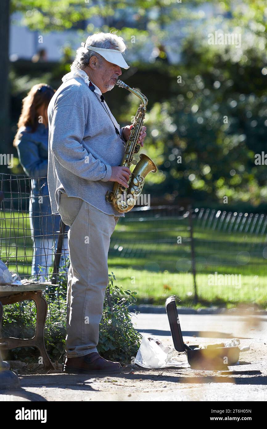 Busking in central park hi-res stock photography and images - Alamy