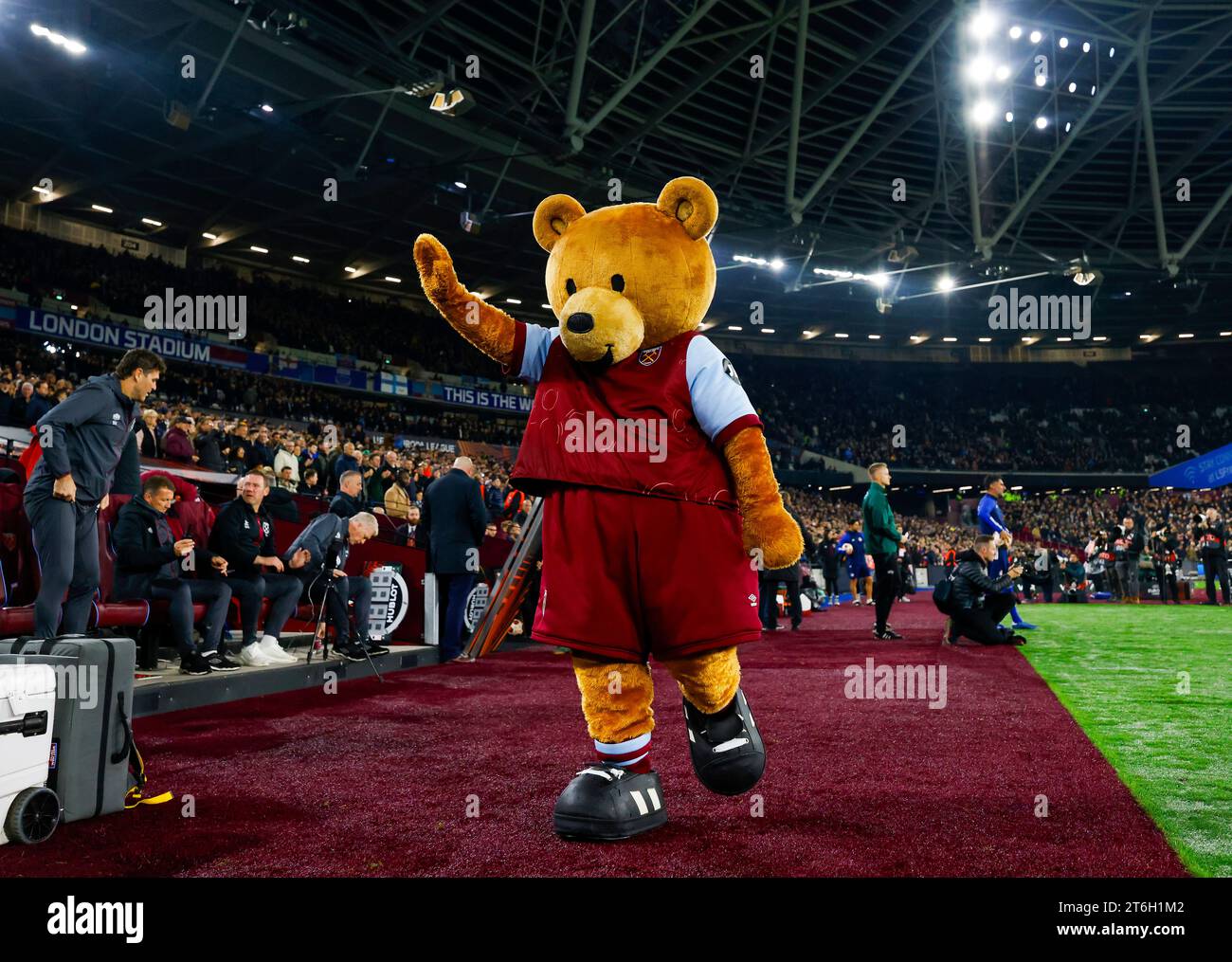 West ham mascot bubbles the bear hi-res stock photography and images ...