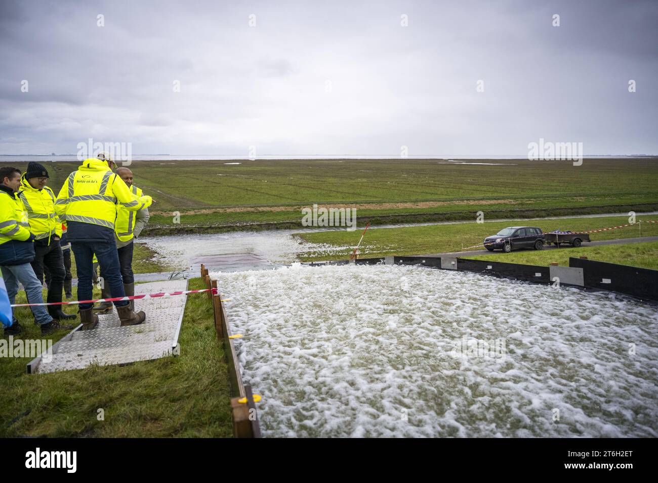 FINSTERWOLDE - A large wave simulator simulates storm-force waves on ...