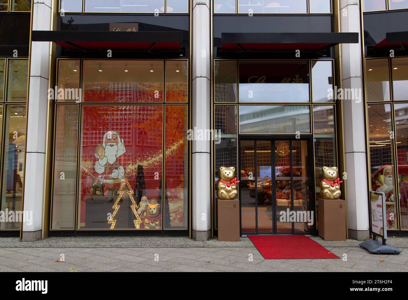 Weihnachtliche Schaufenstergestaltung der Lindt Boutique am ...