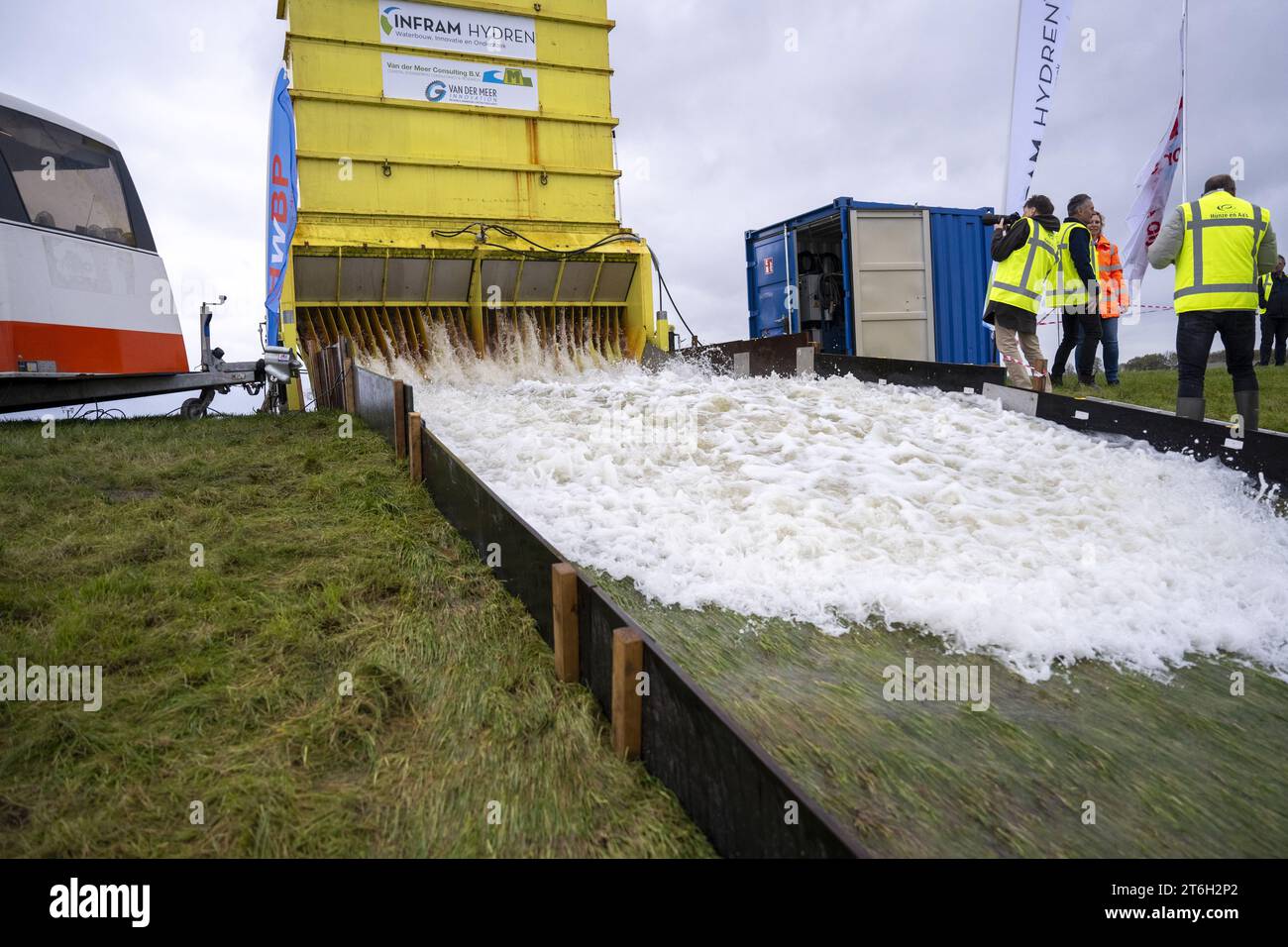 FINSTERWOLDE - A large wave simulator simulates storm-force waves on ...