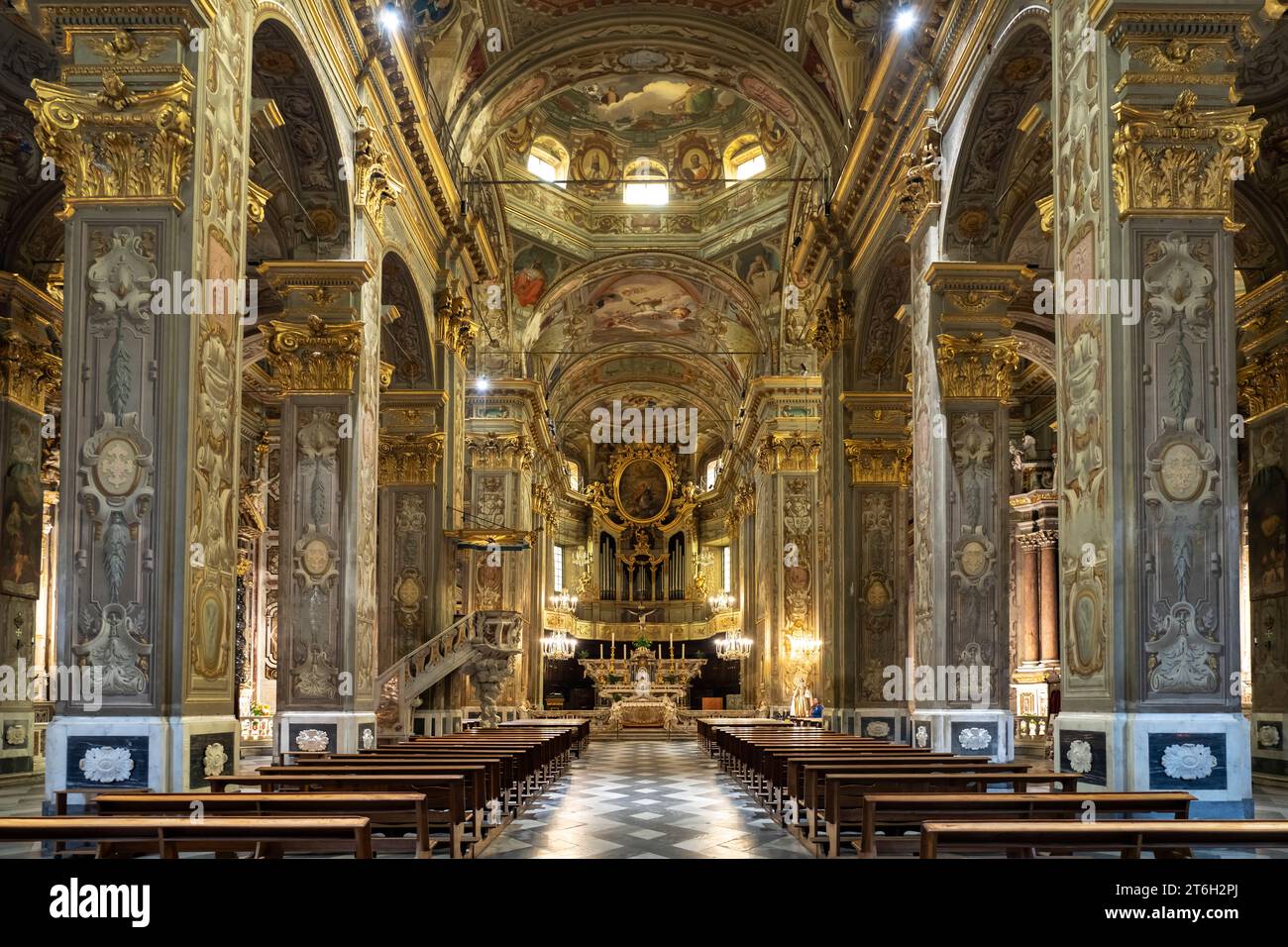 Innenraum der Basilika San Biagio in Finalborgo, Finale Ligure, Riviera ...