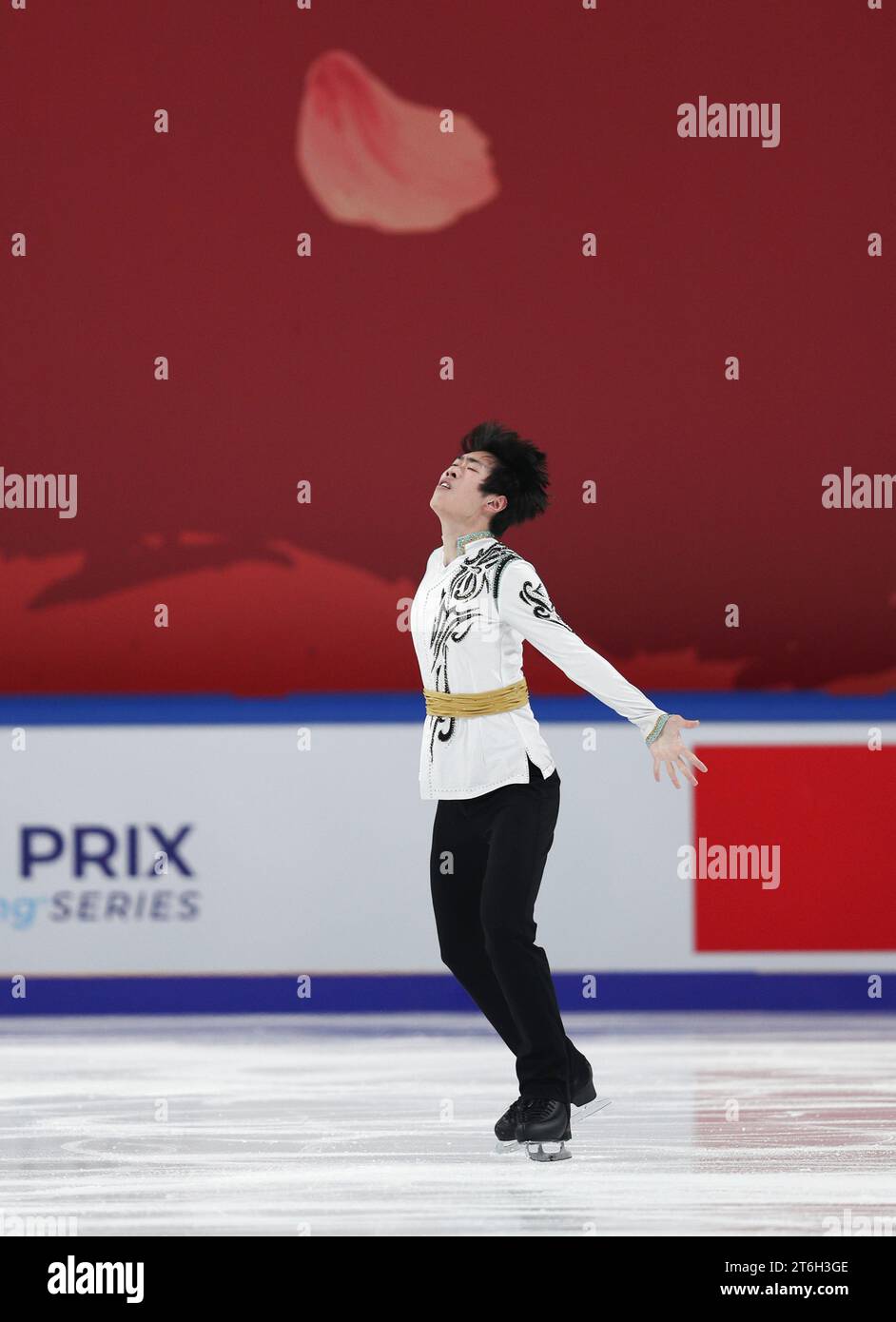 Chongqing. 10th Nov, 2023. Xu Juwen of China performs during the men's ...