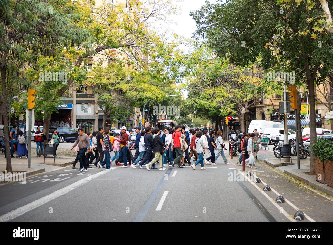 Crowd crossing street in barcelona hi-res stock photography and images ...