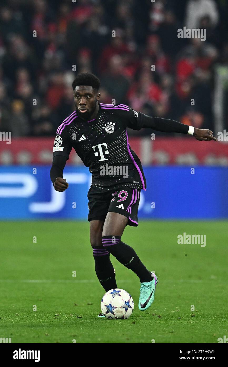 Alphonso davies fc bayern munich head hi-res stock photography and ...