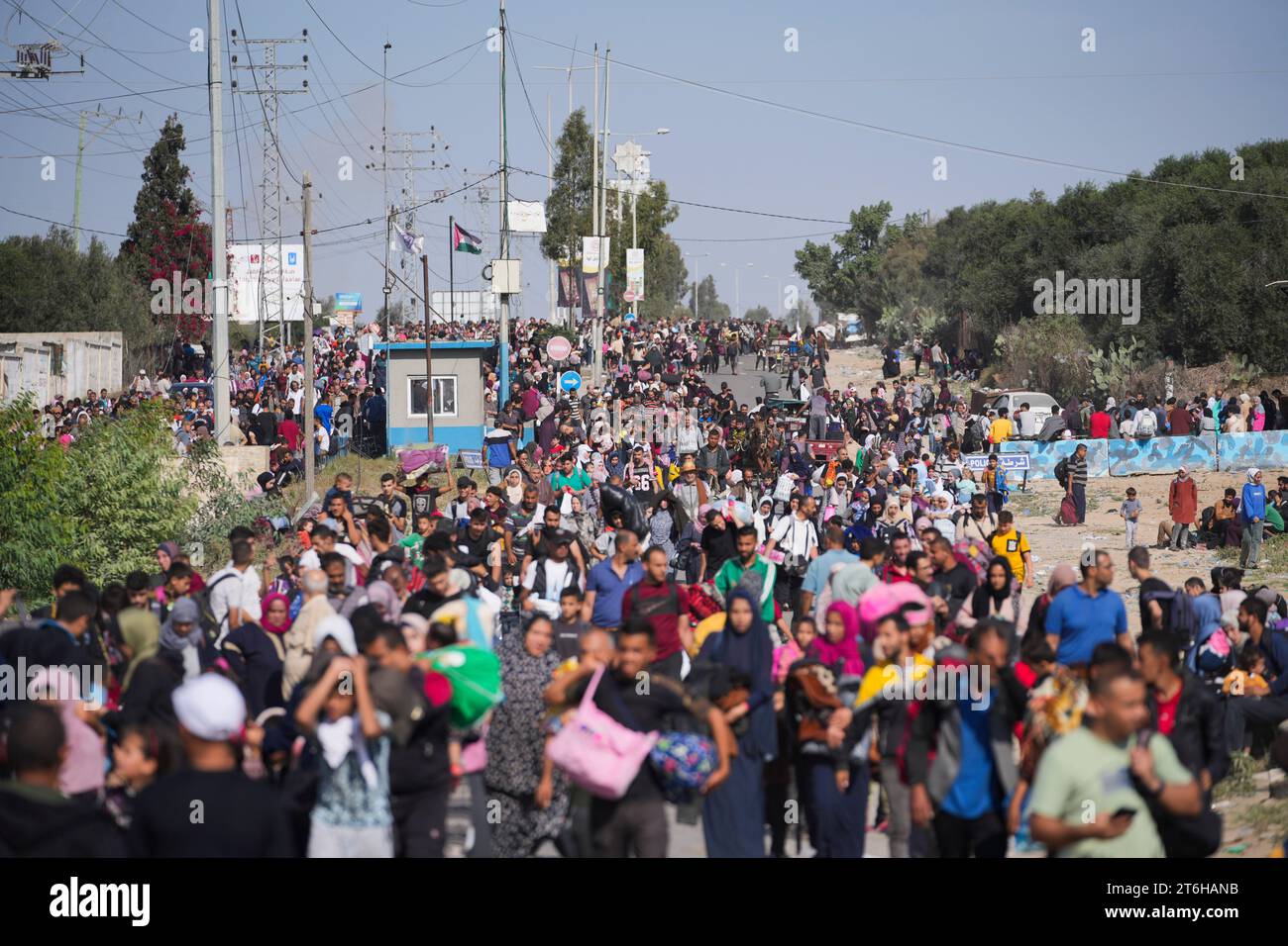 Palestinians flee to the southern Gaza Strip on Salah al-Din Street in ...