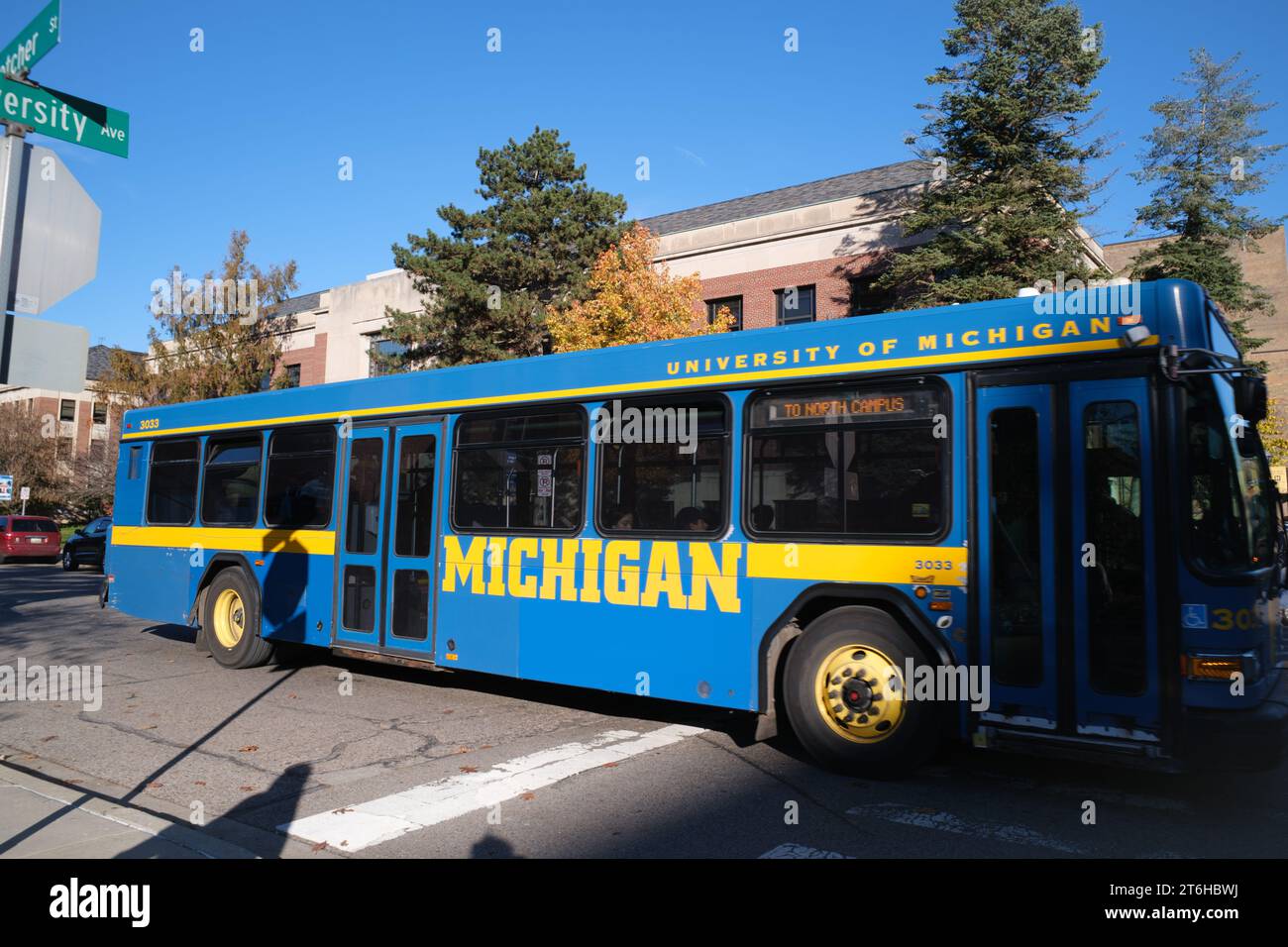 University bus hi-res stock photography and images - Alamy