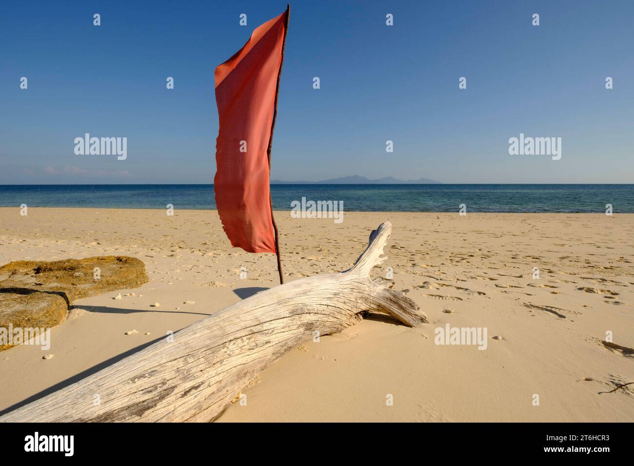 Eine rote Fahne am Strand - Koh Bulon Le - Thailand, Januar 2020 *** A ...