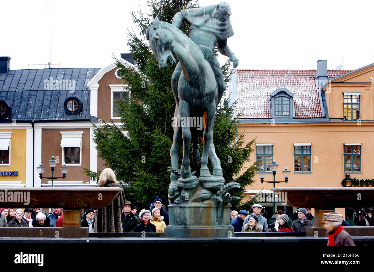 The Folke Filbyter statue, on Stora Torget in Linköping, Sweden, turns ...