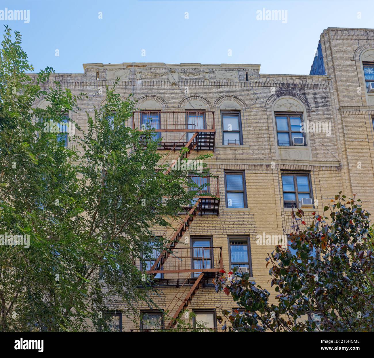 82 Wadsworth Terrace, an Emery Roth-designed two-wing apartment ...
