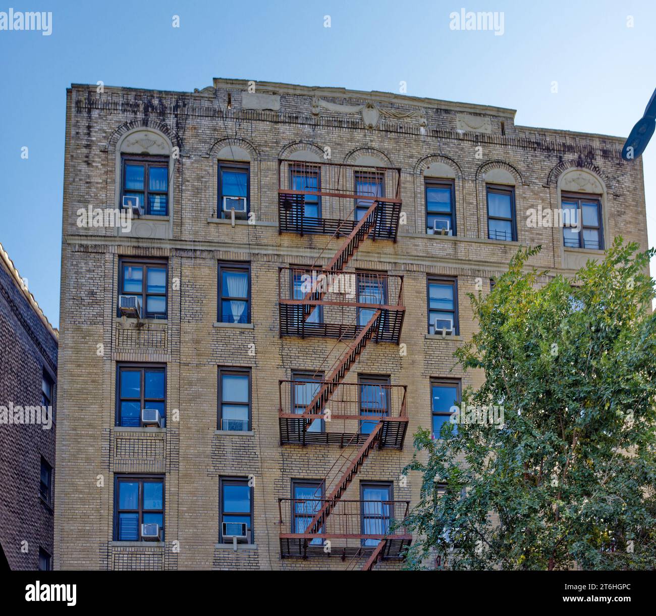 82 Wadsworth Terrace, an Emery Roth-designed two-wing apartment ...