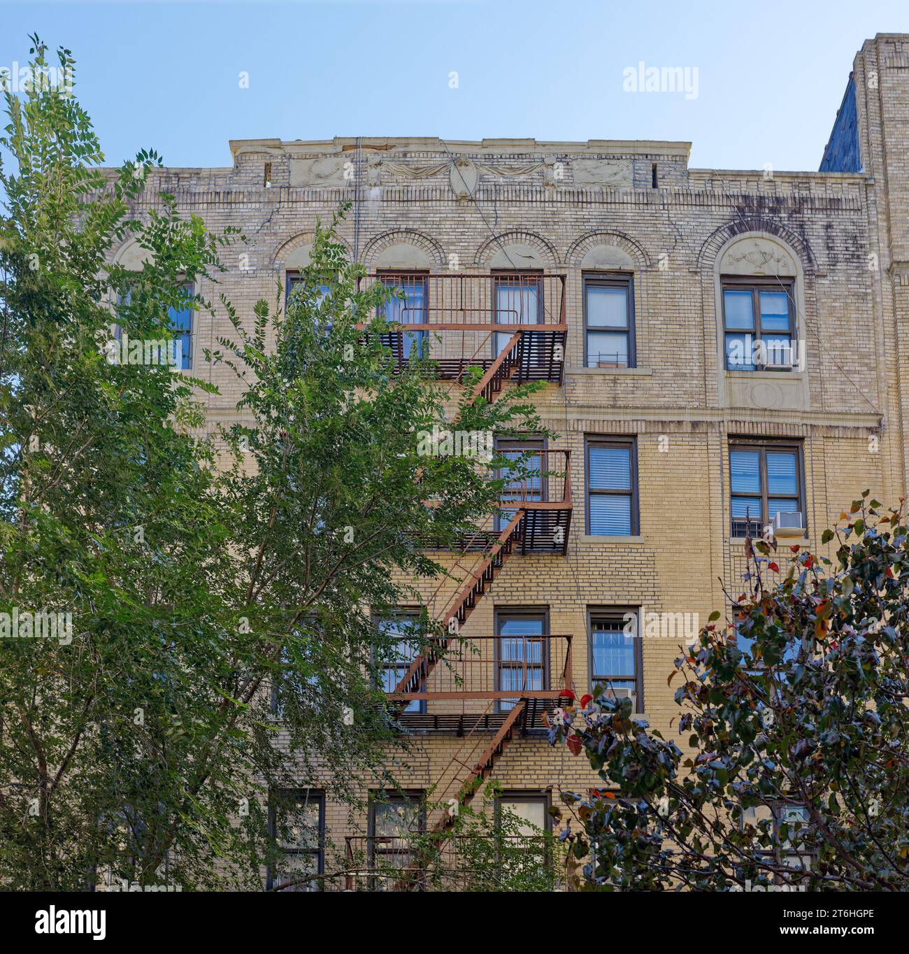 82 Wadsworth Terrace, an Emery Roth-designed two-wing apartment ...
