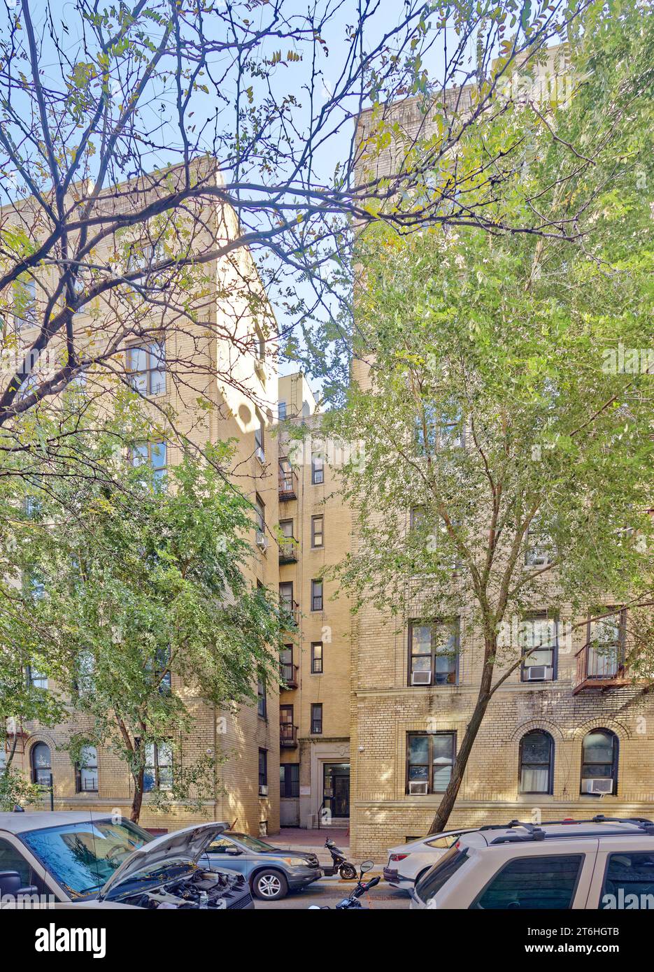 82 Wadsworth Terrace, an Emery Roth-designed two-wing apartment ...