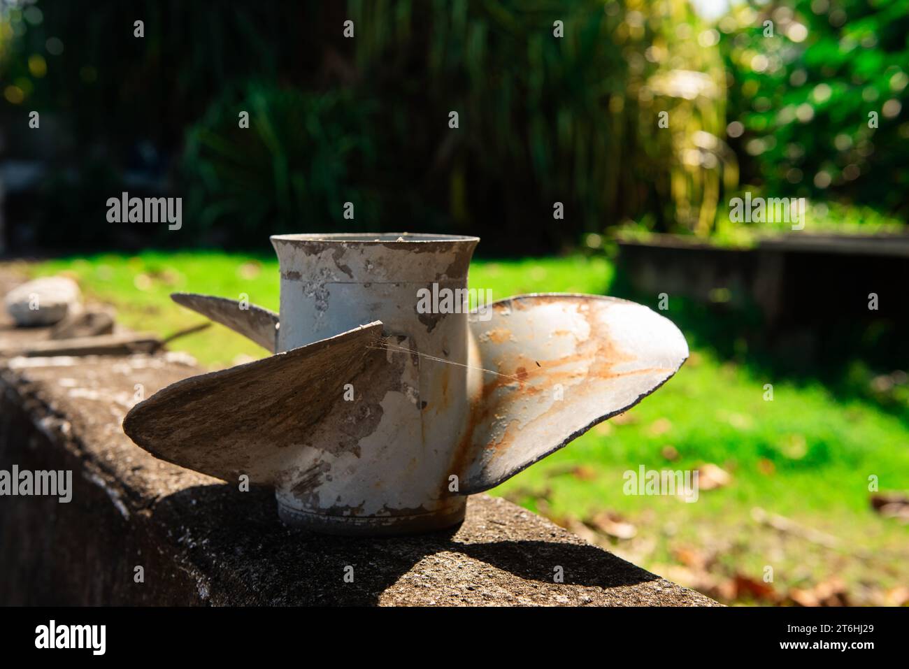 broken boat motor propeller Stock Photo - Alamy