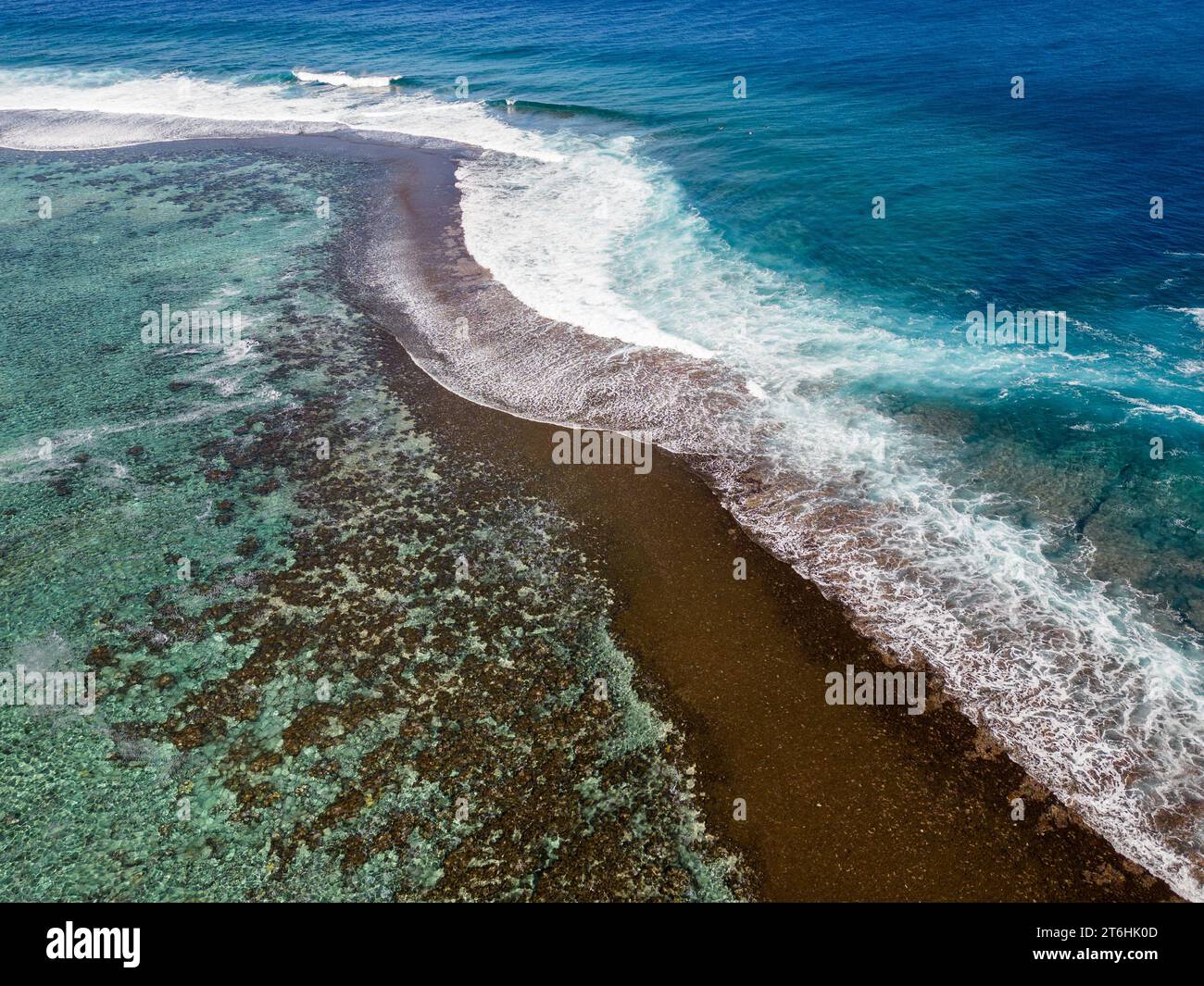 Waves breaking against coral reef in lagoon Stock Photo - Alamy