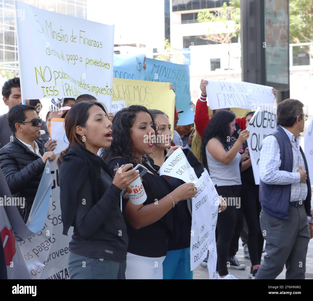 PLANTON PROVEEDORES IMPAGOS MINISTERIO FINANZAS Quito, viernes 10 de ...